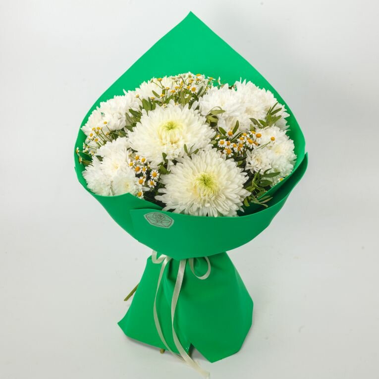 Букет СоюзЦветТорг "Белый бархат" миди, хризантемы и ромашки, высота 50 см