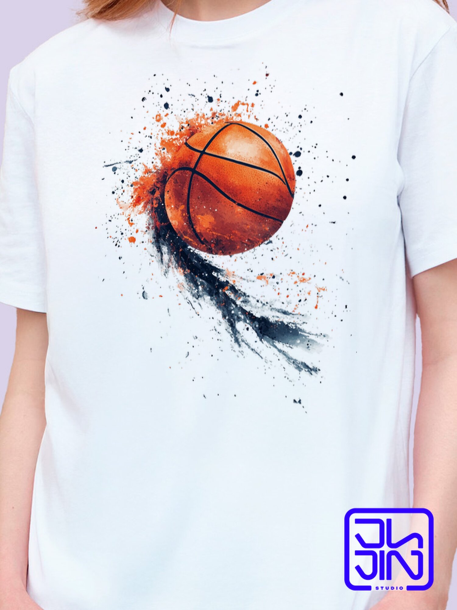Футболка классическая женская с авторским принтом Баскетбольный мяч оранжевого цвета с черными брызгами краски в уличном стиле, белый хлопковый трикотаж с прикольным рисунком на груди