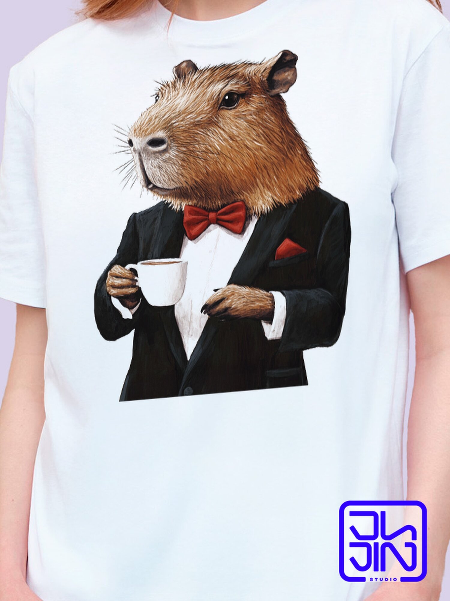 Футболка Jujin Studio классическая женская с авторским принтом Капибара смешная, черно белая в черном смокинге с чашками и мемами, белый хлопковый трикотаж с прикольным рисунком на груди