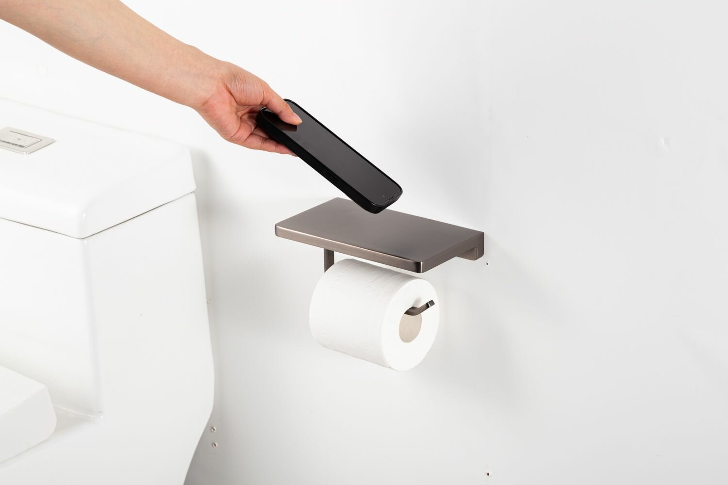 Держатель туалетной бумаги с полочкой Gappo G30803-9, оружейная сталь