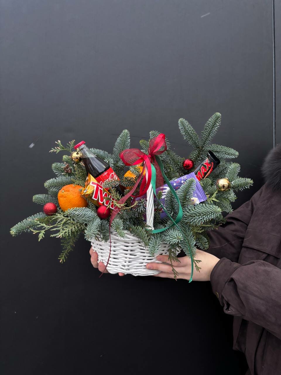 Подарочный набор Story Flowers "Новогоднее настроение", с елкой и сладостями