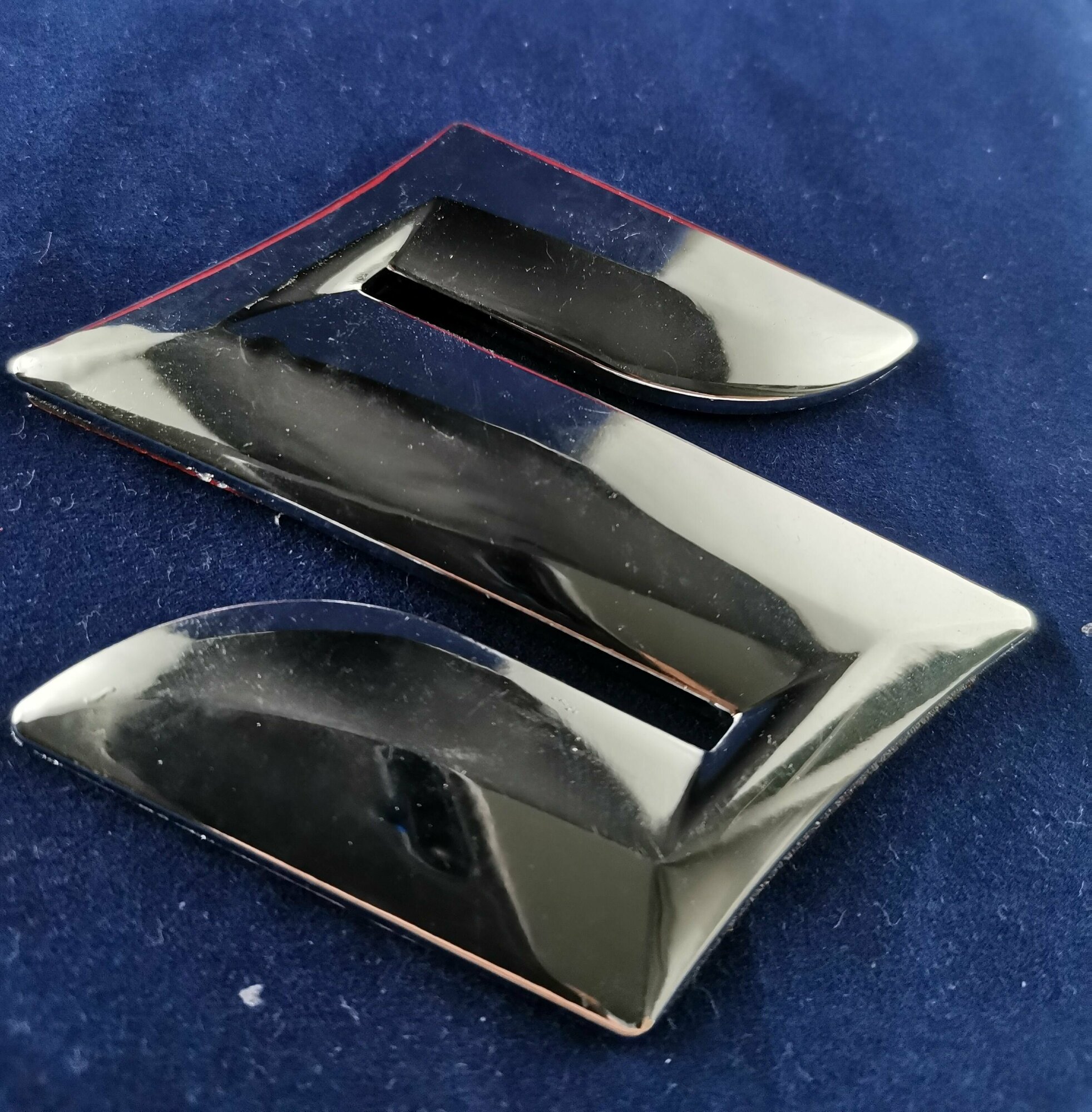 Надпись эмблема шильдик Suzuki на автомобиль