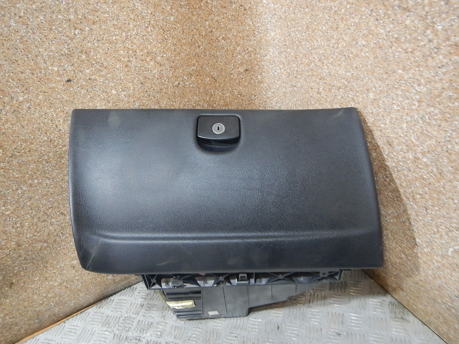 Б/У Бардачок, Peugeot (Пежо)-407 (04-) PEUGEOT 407 (04-) Царапины. 304025 Peugeot-Citroen арт. 8226H7