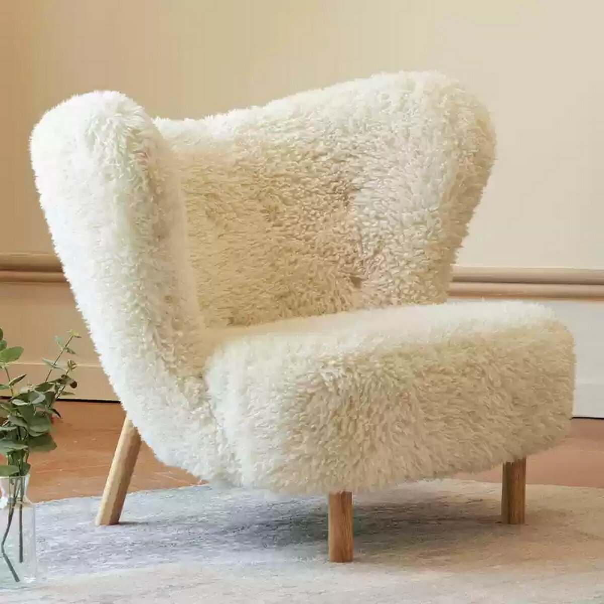 Кресло для отдыха в стиле Little Petra (белое плюшевое кресло со светлыми деревянными ножками)