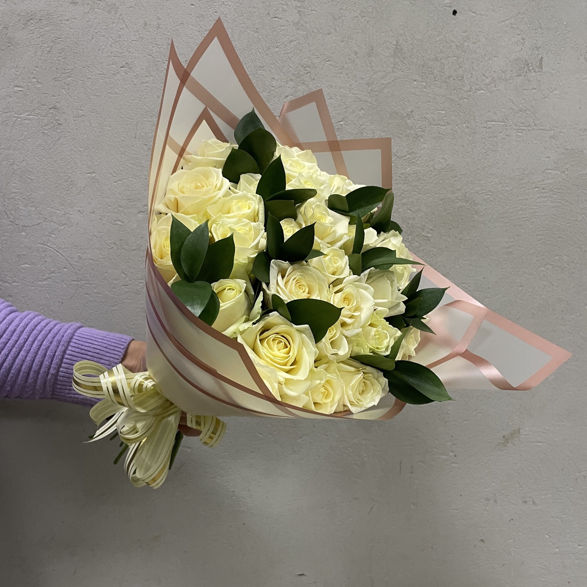 Живые цветы букет белых роз в упаковке с рускусом 31 шт. "Белые росы", сорт - Аваланж, Rurose