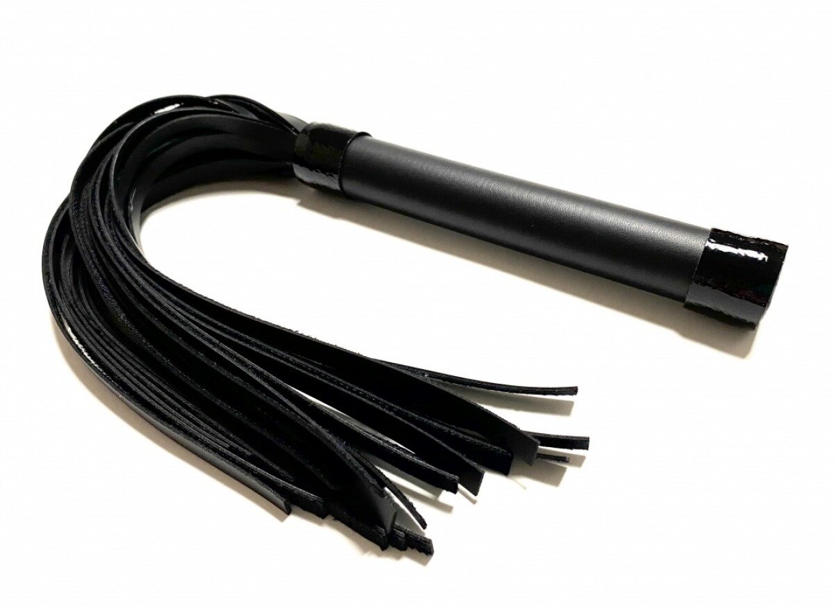 Лаконичная плеть из эко-кожи