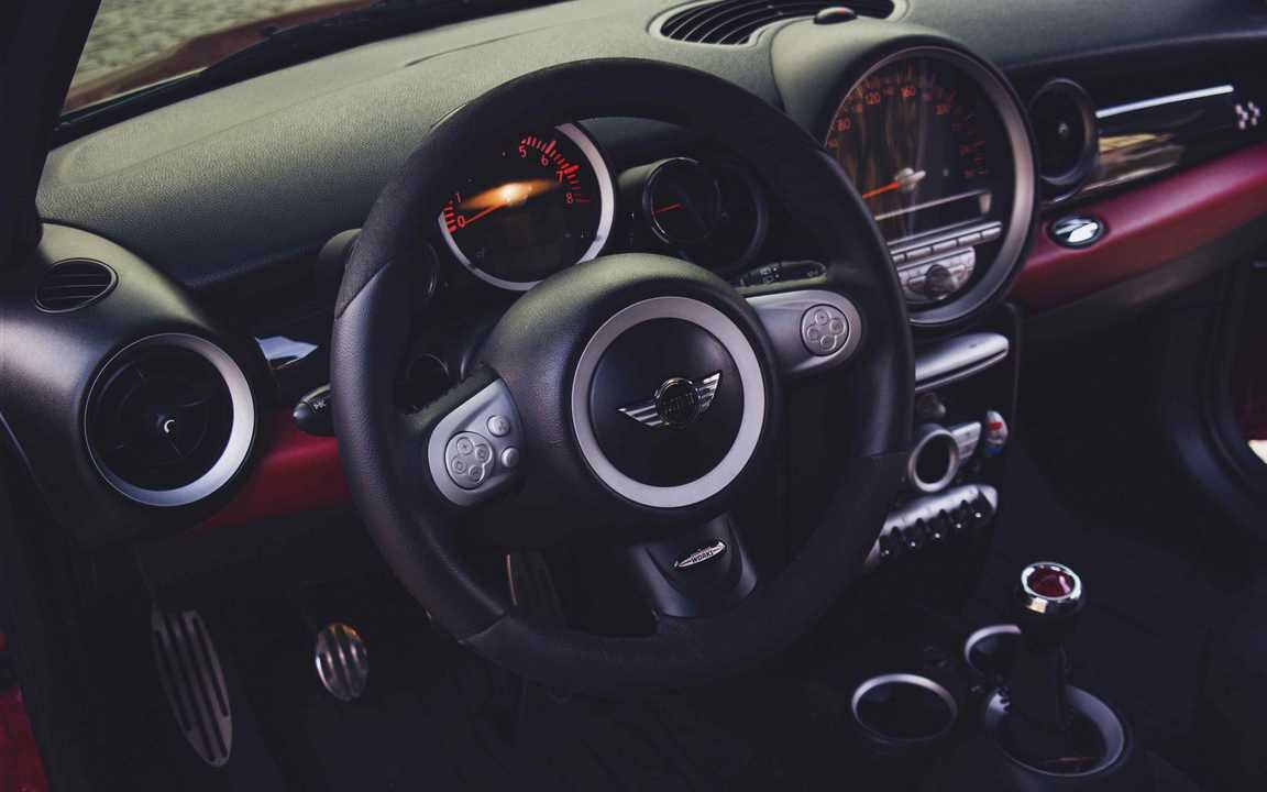 Картина на холсте 110x60 LinxOne "Mini cooper, руль, салон автомобиля" интерьерная для дома / на стену / на кухню / с подрамником
