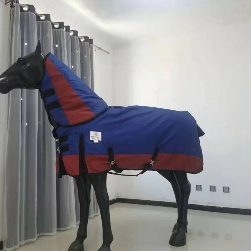 Утепленная зимняя попона для лошади. Устойчивая к влаге и ветру. Цвет: в ассортименте (Цвет не подлежит выбору и отправляется случайным образом)