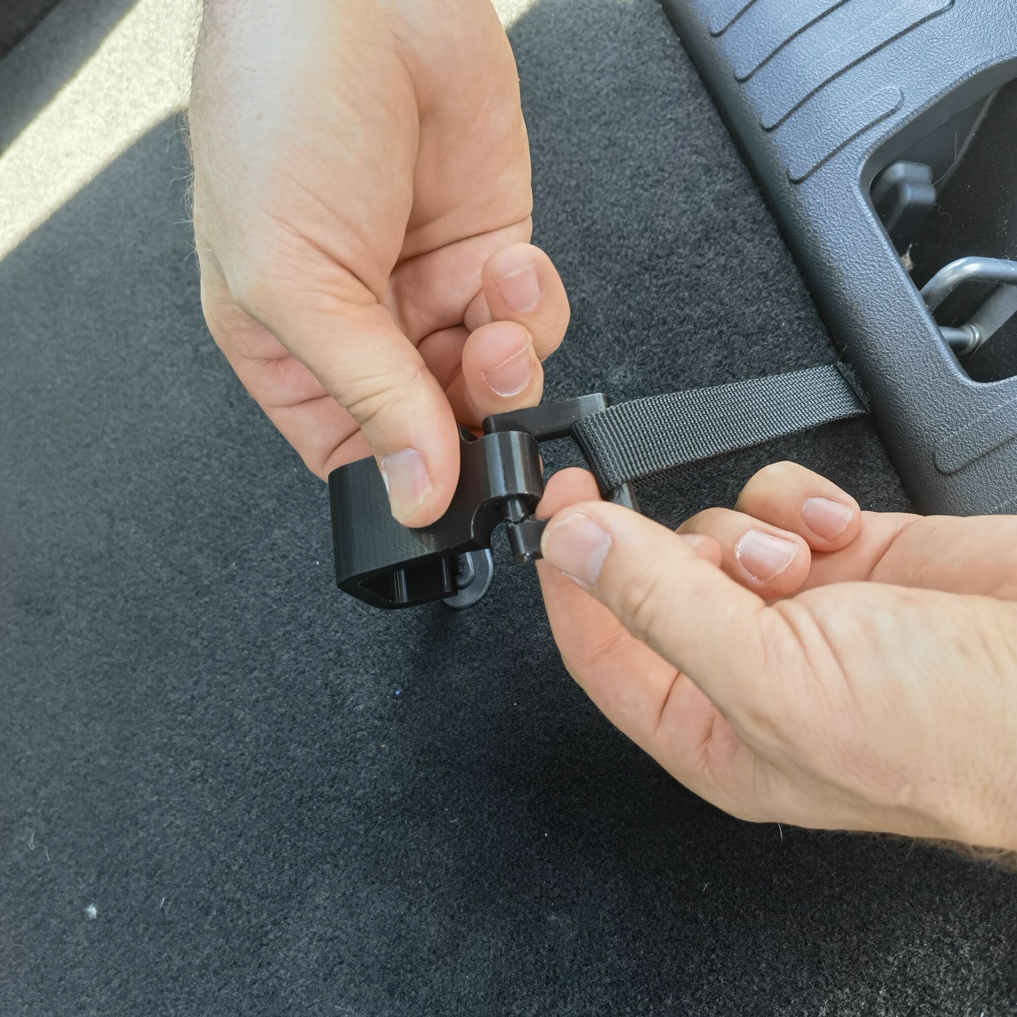 Крюк фиксации пола багажника Geely Monjaro, надежный, черный