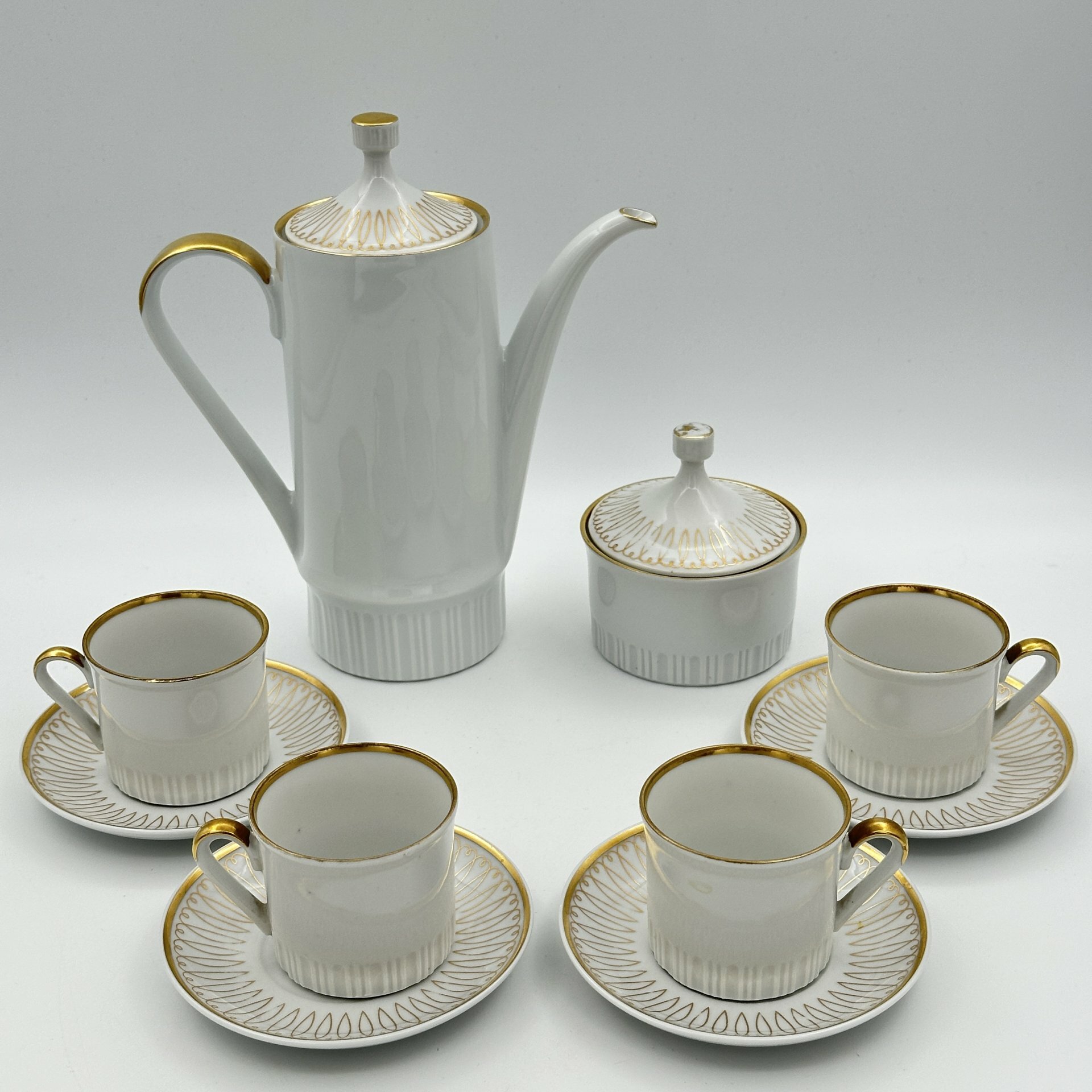 Сервиз кофейный с золотистым орнаментом, на 4 персоны (10 предметов), фарфор