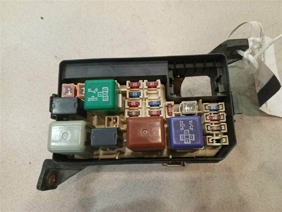 Блок предохранителей подкапотный от Toyota Corolla Spacio E110 1997-2001