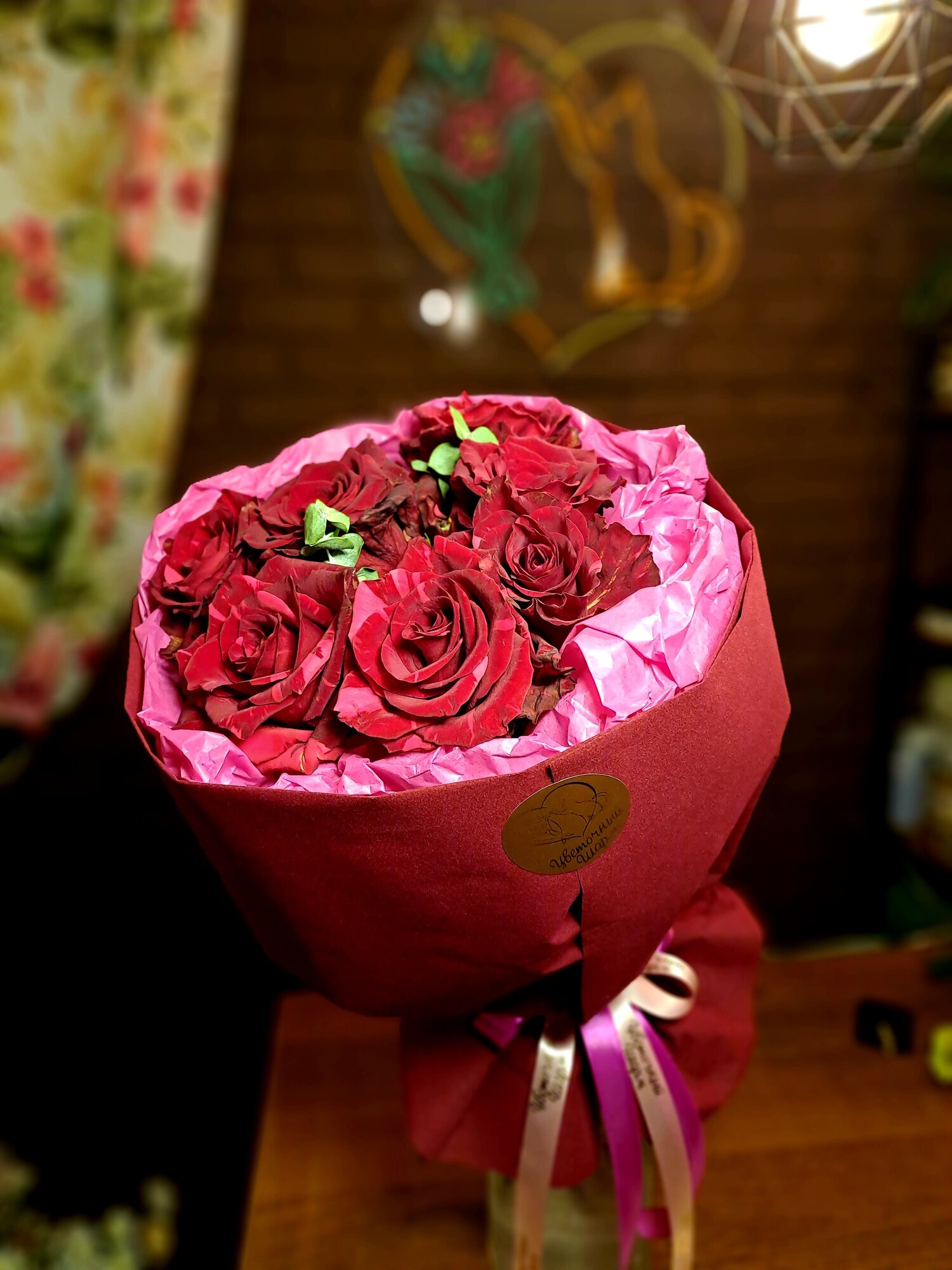 Моно-букет "Стойкие бордовые розы", эксклюзивная упаковка, бархатная