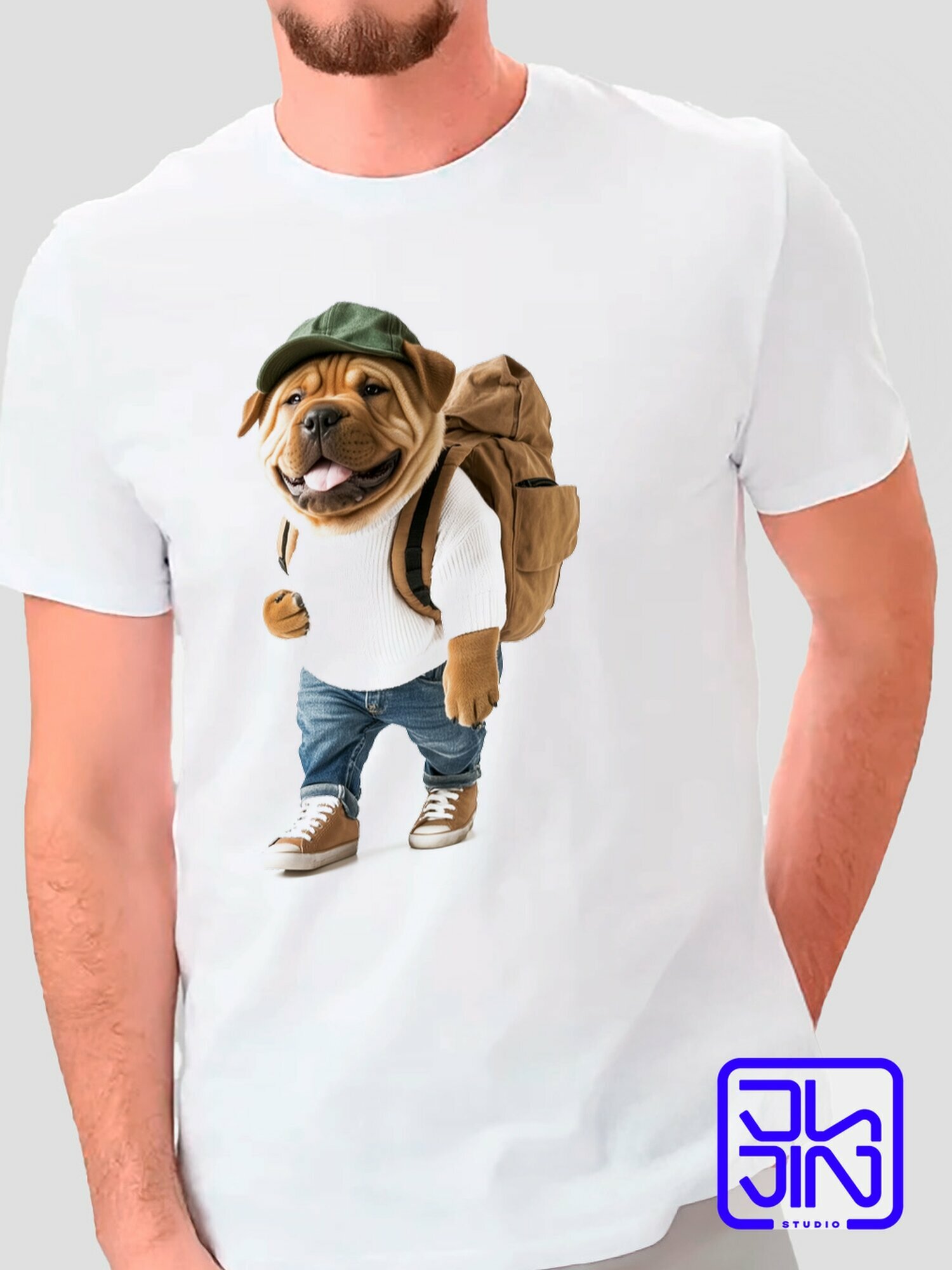 Футболка классическая мужская с авторским принтом Собака в зеленой кепке и коричневом, бежевом рюкзаке со смешными мемами, белый хлопковый трикотаж с прикольным рисунком на груди