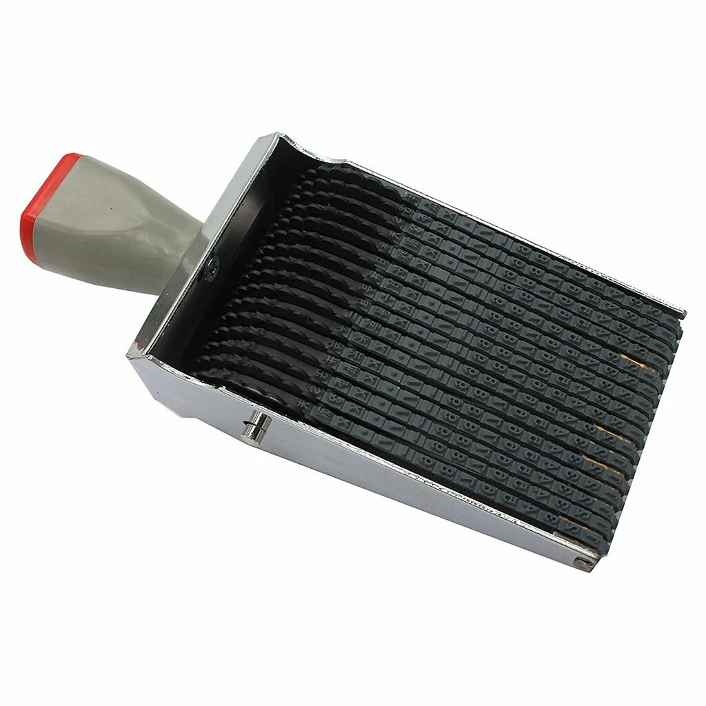 Направляющая пломба универсальна и состоит из 16 мелких цифр