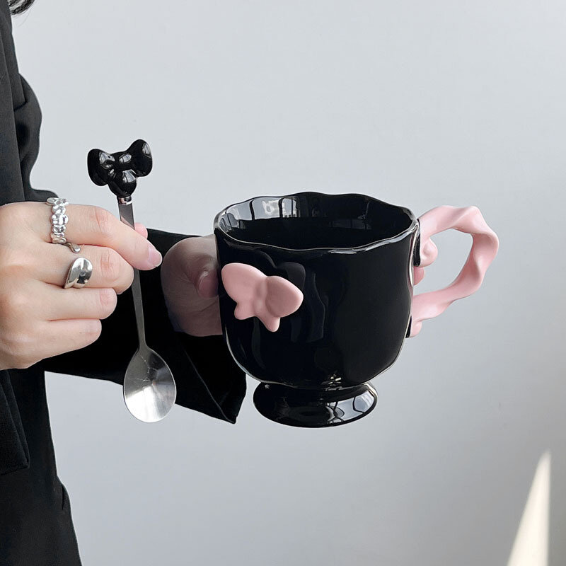 Эта стильная кружка с бабочкой — симпатичная керамическая чашка, идеально подходящая для офисного кофе или завтрака, а также отличный подарок на день рождения для девочек.