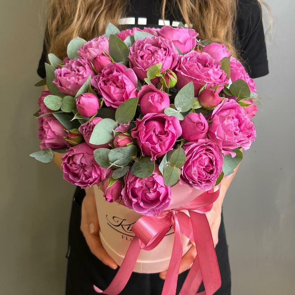 Букет живых цветов от Kimbirly Flowers в коробке из пионовидных роз Мисти Баблс, эвкалипта, цвет розовый