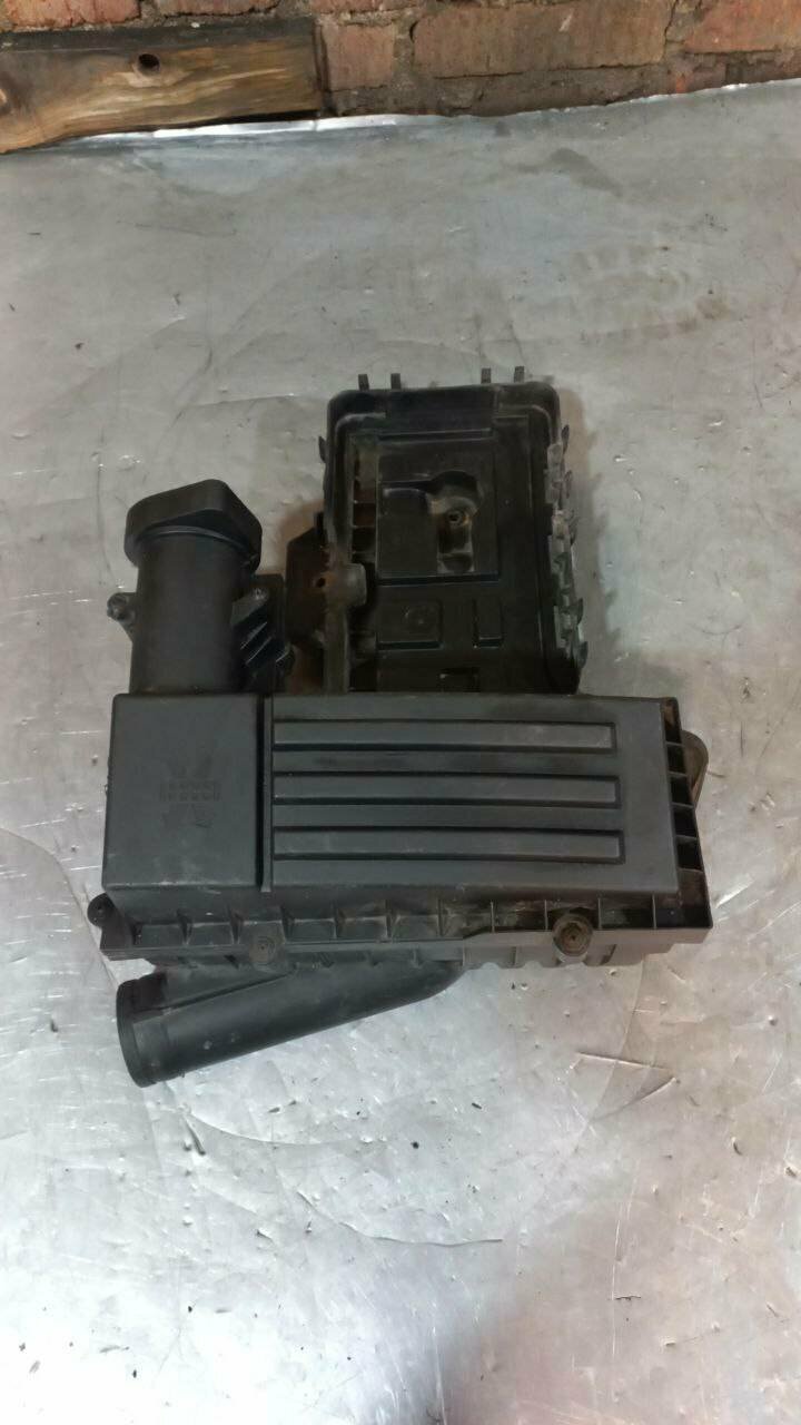 Корпус воздушногo фильтра Volkswagen Touran (2003 - 2006) 1K0129607Q