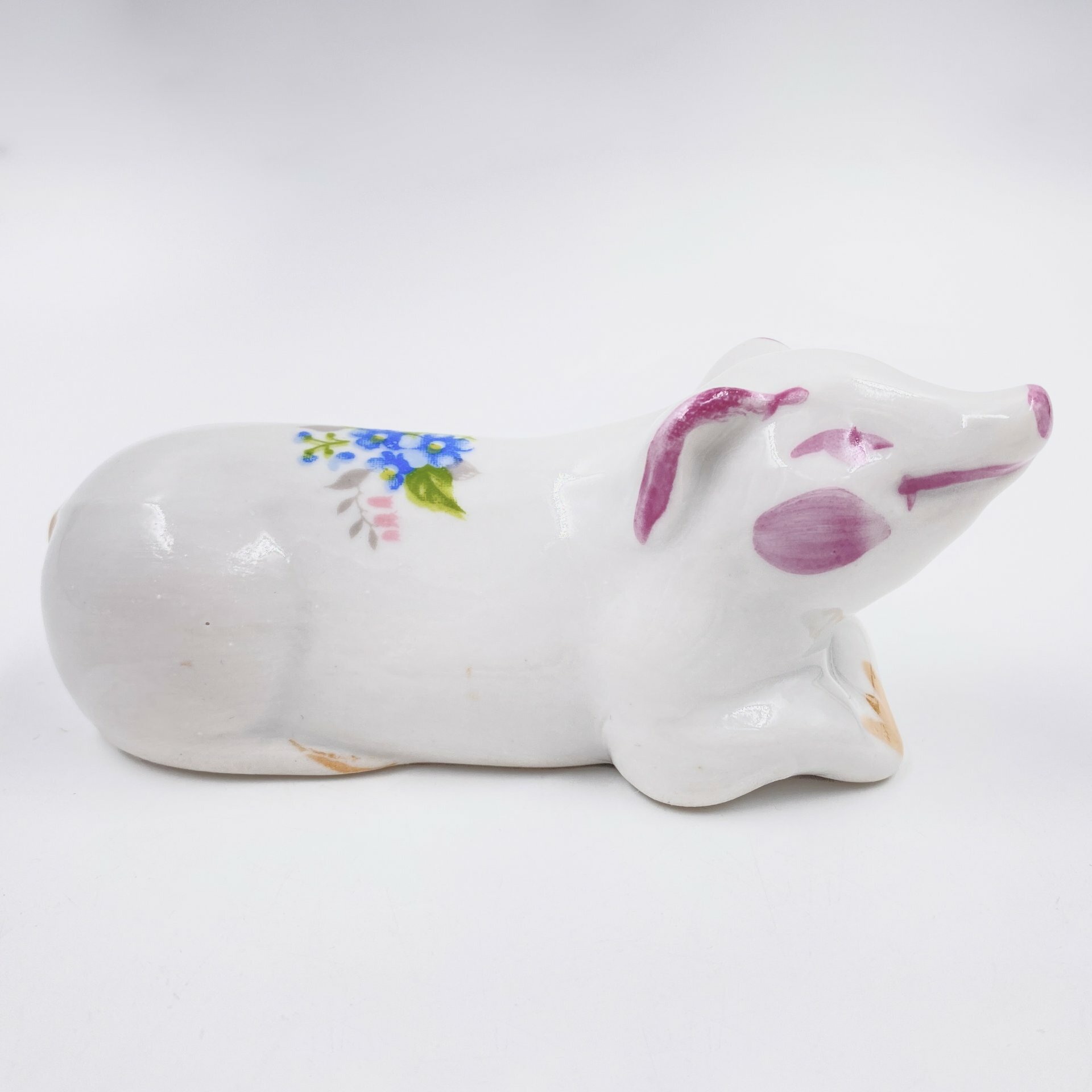 Статуэтка "Свинья", украшенная цветочным орнаментом, фарфор, деколь, роспись