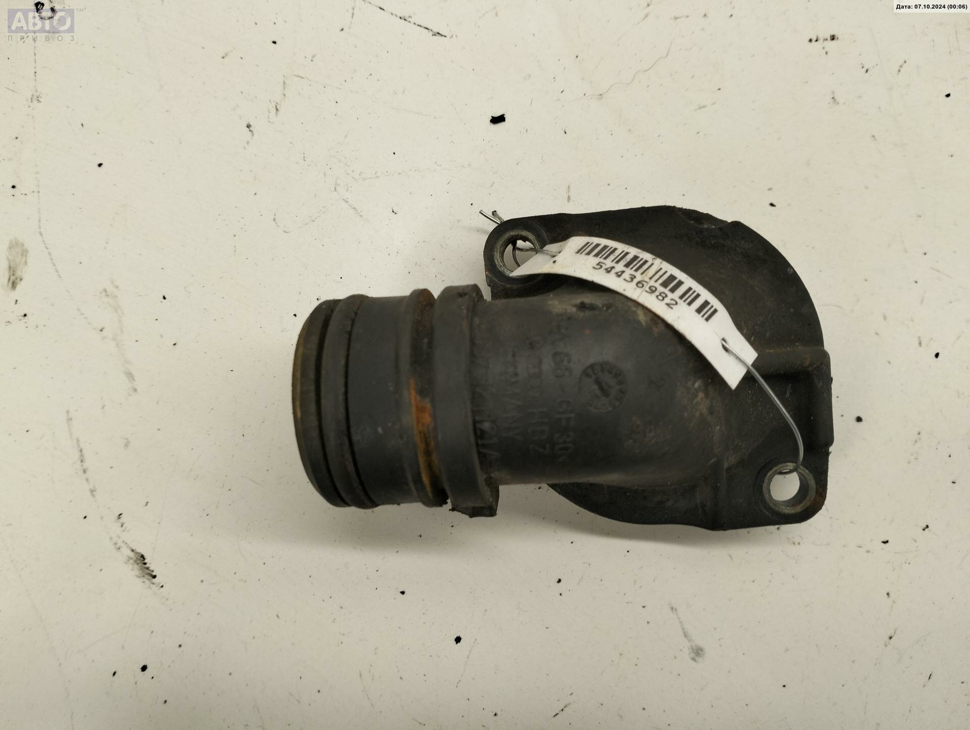 Фланец (тройник) системы охлаждения Volkswagen Golf-3