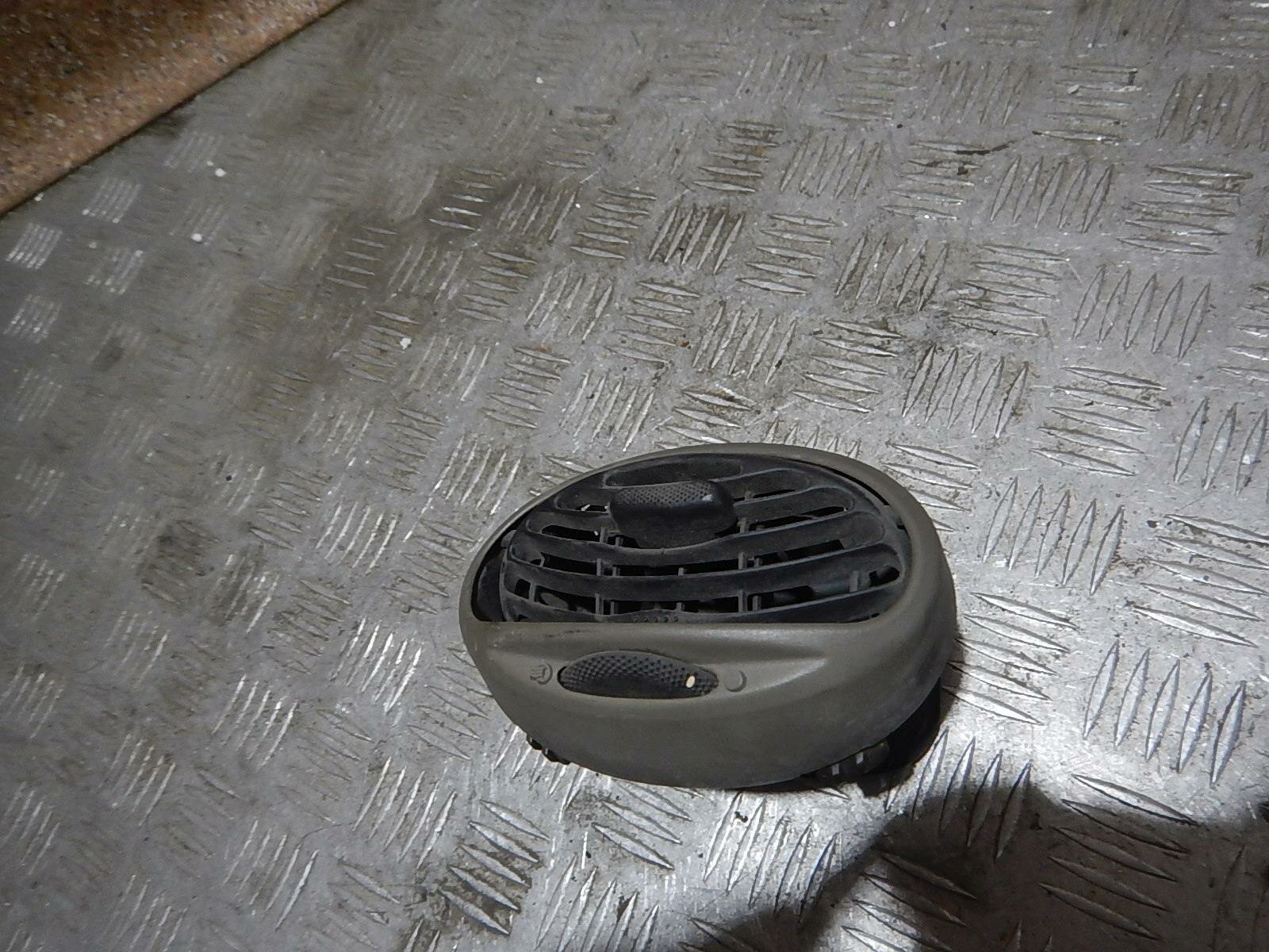 Б/У Дефлектор воздушный, Ford (Форд)-FOCUS 1 (98-04) FORD FOCUS 1 (98-04) Царапины. 397472 FORD арт. 98AB19893CBW