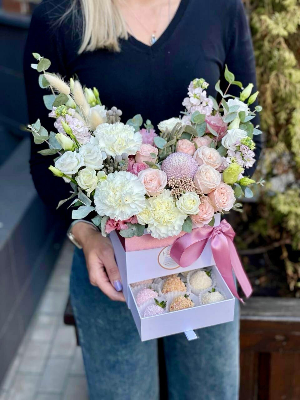 Шкатулка с цветами, 9 клубник в белом и розовом шоколаде, орех, кокос, белый рис, микс цветов, Ecru 3, M размер