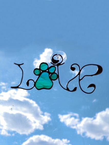 Надпись Love с отпечатком лапы для любителей животных. Украшение подвесное интерьерное. Витражная подвеска