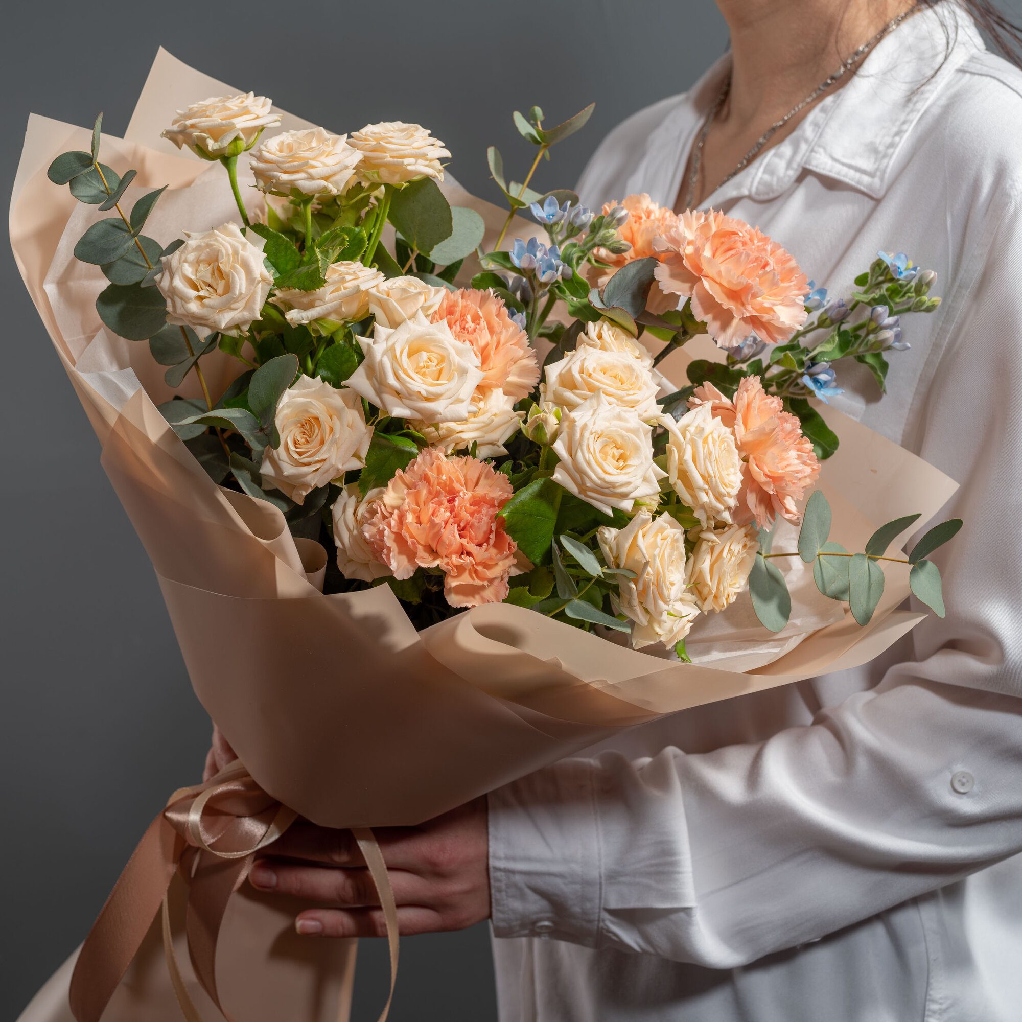 Букет живых цветов Flor-Pro Flowers из кустовых роз с гвоздиками «Персиковый сад»