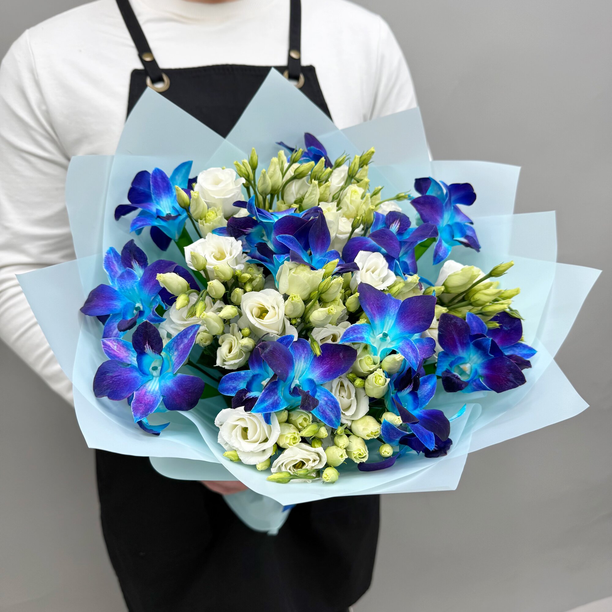 Букет из синих дендробиумов с белой эустомой "Q208", уникальный дизайн
