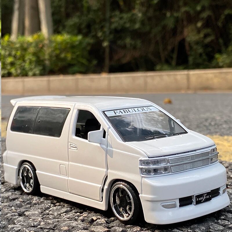 Белый Nissan Elgrand 1:32, модель автомобиля