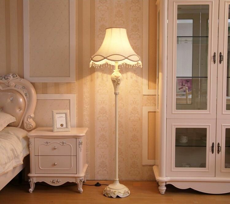 Французский торшер в стиле ретро с белой кисточкой E27