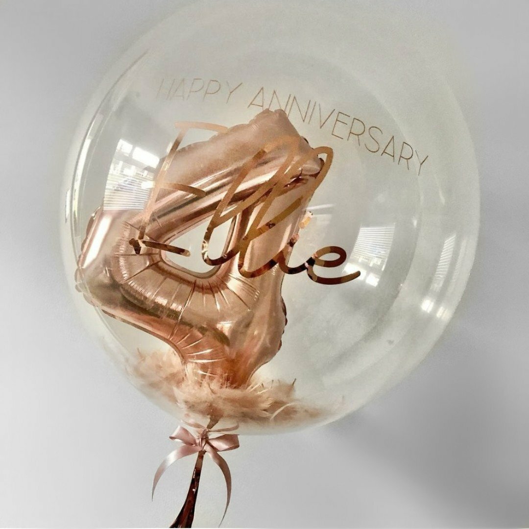 Bubble-шар с цифрой, перышками и персональной надписью