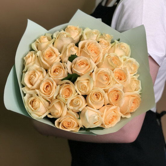 Цветы живые букет из 31 кремовой розы 40 см в упаковке Flor2u