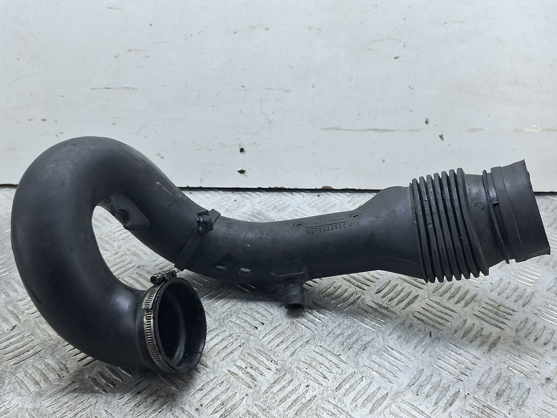Патрубок воздушного фильтра Citroen Xantia (1992 - 1998) 9615833980
