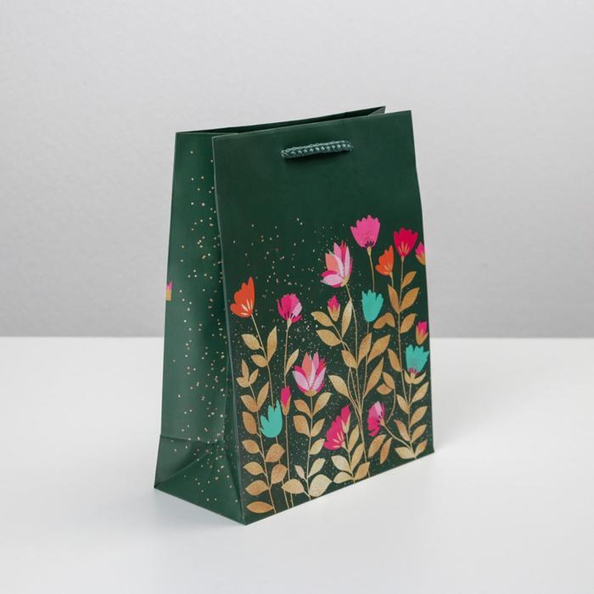 Подарочный пакет ламинированный WallMark "Цветы", 18x23x8 см, зеленый
