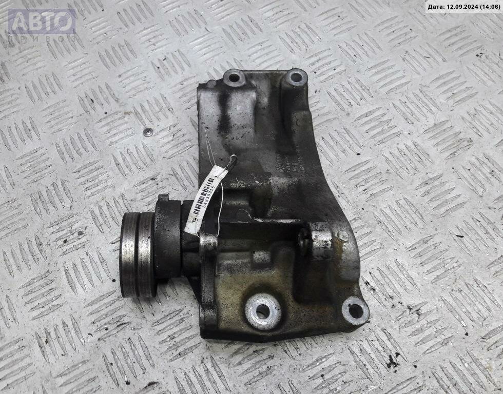 Кронштейн генератора Volkswagen Golf-3