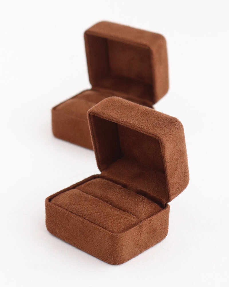 Подарочная коробка для кольца, металлический корпус, обтянута искусственной замшей, премиум