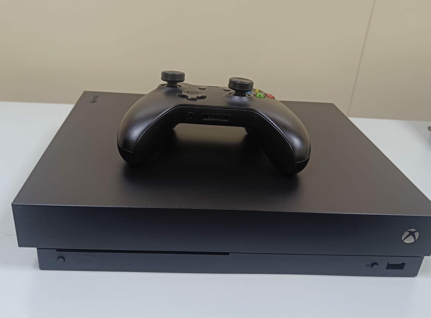 Игровая приставка Microsoft Xbox One X 1000 ГБ HDD, без игр, черный