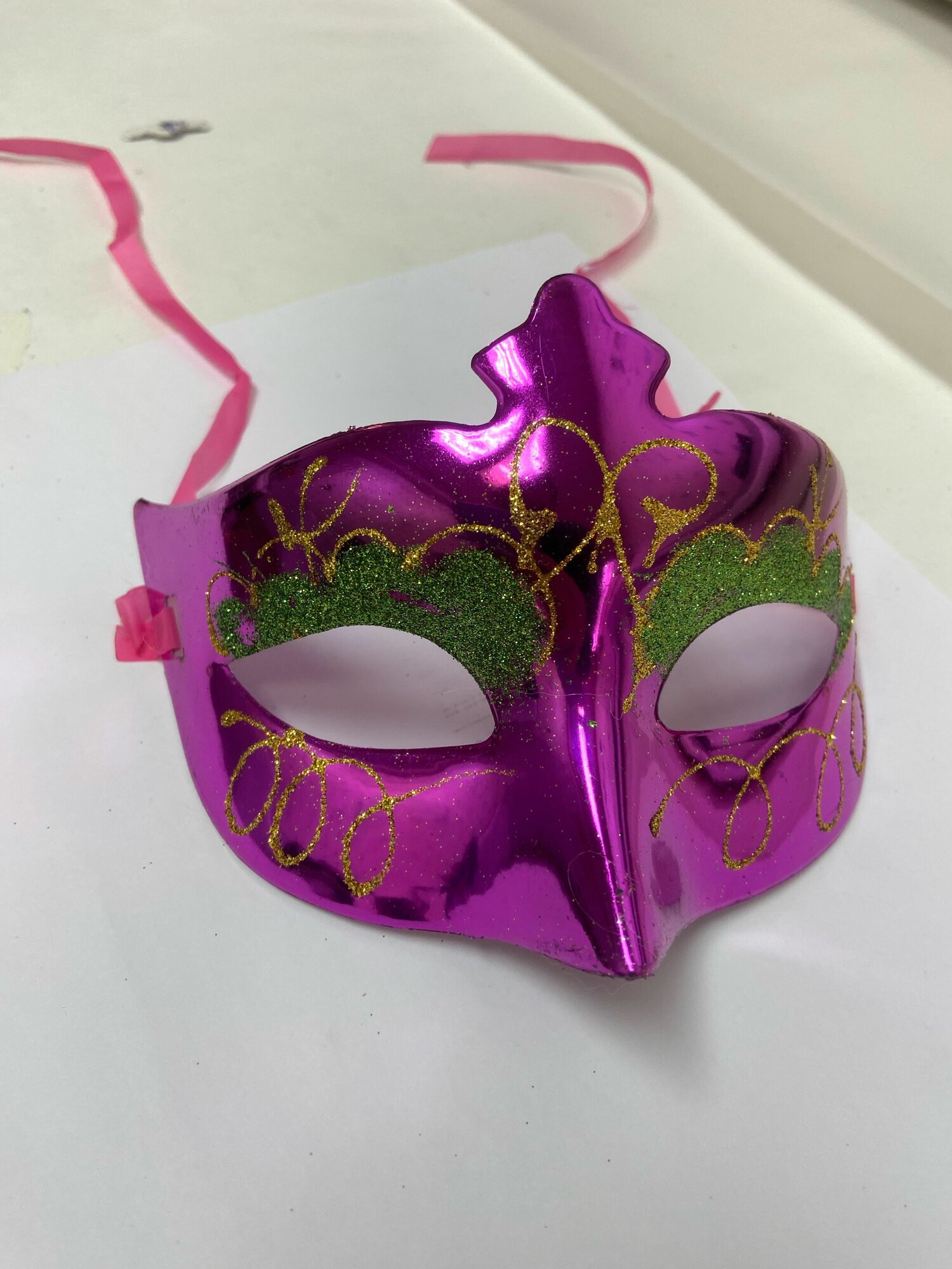 Карнавальная венецианская маскарадная маска Лиловая с зелеными глазами