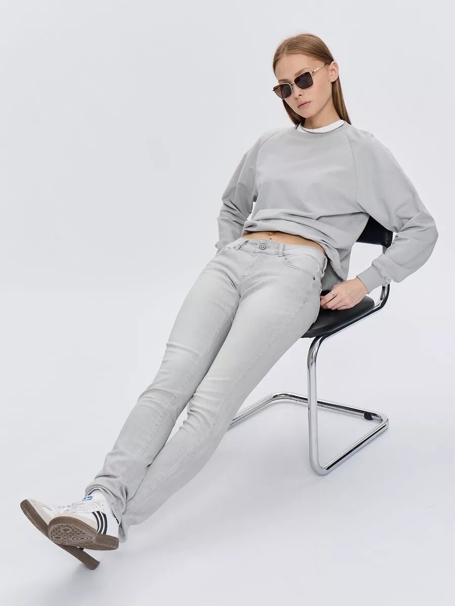 Джинсы зауженные 