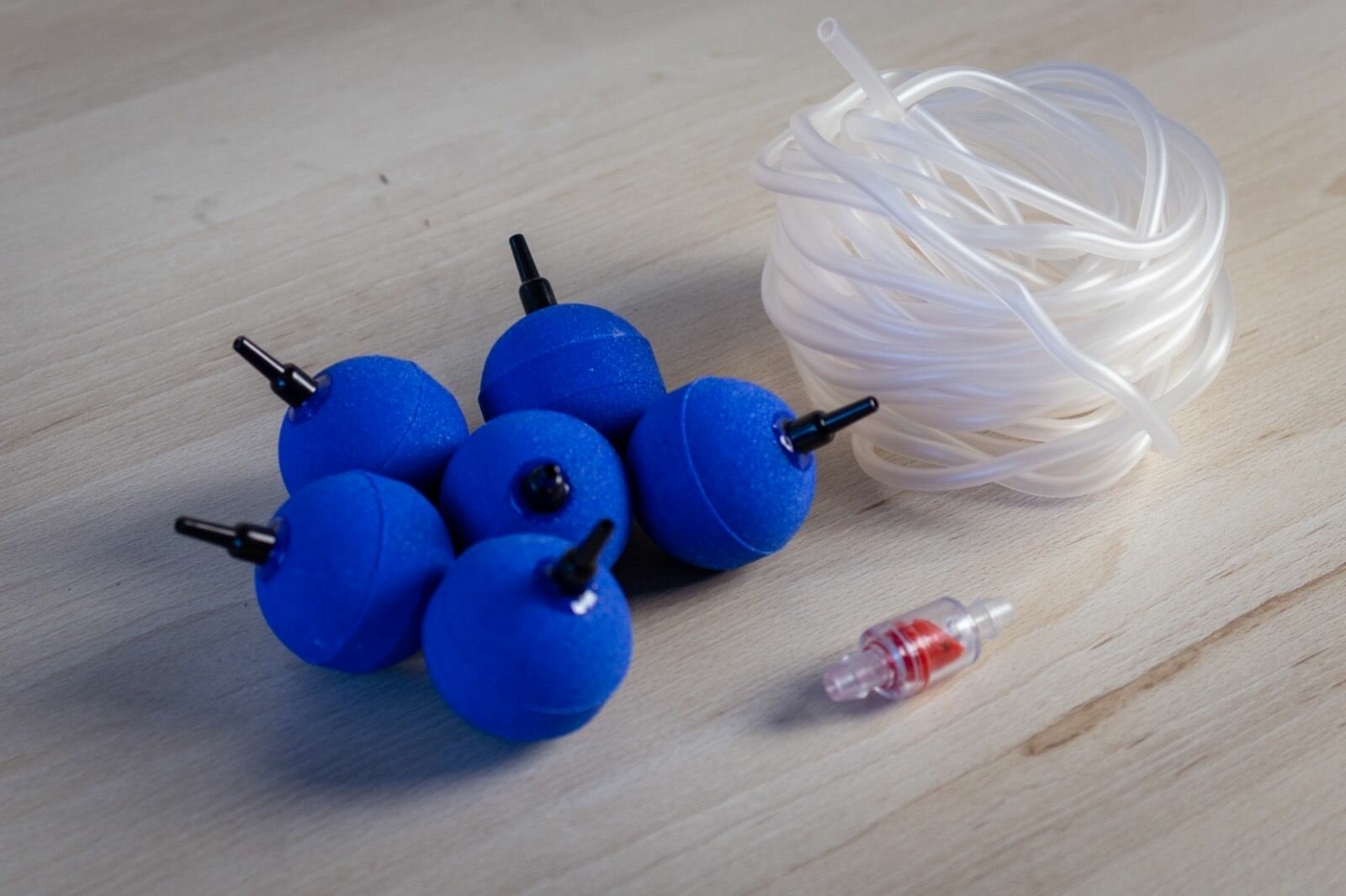 Аксессуары для аэрации, гидропоники - камни 5 см. - 6 штук, обратный клапан 10 мм. - 1 шт, шланг 4мм. - 10 метров.