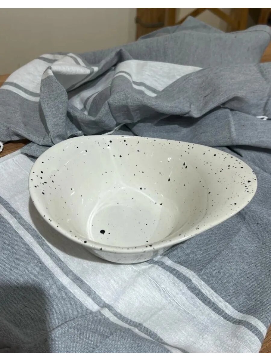 Тарелка глубокая с ручкой фарфоровая в крапинку