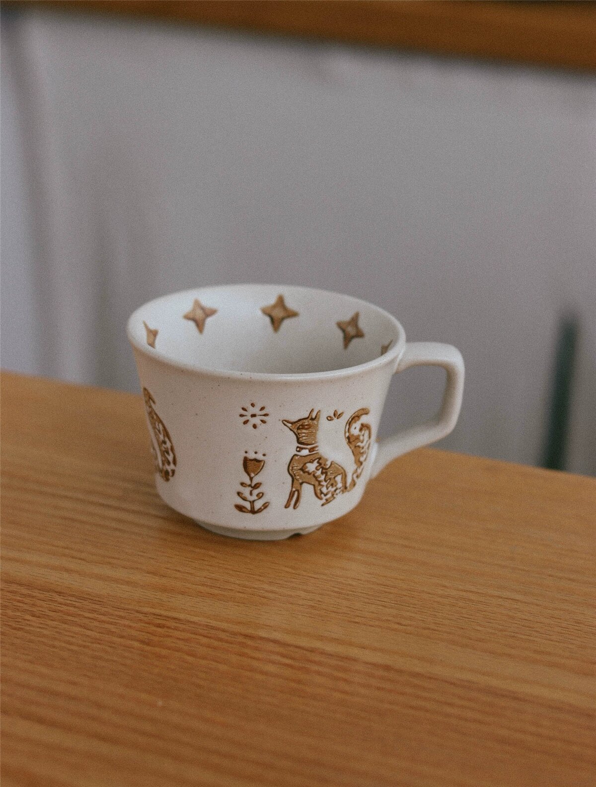 Муг из керамики с рельефным рисунком лисы и светлым оттенком, подходит для американо, домашнее и офисное использование