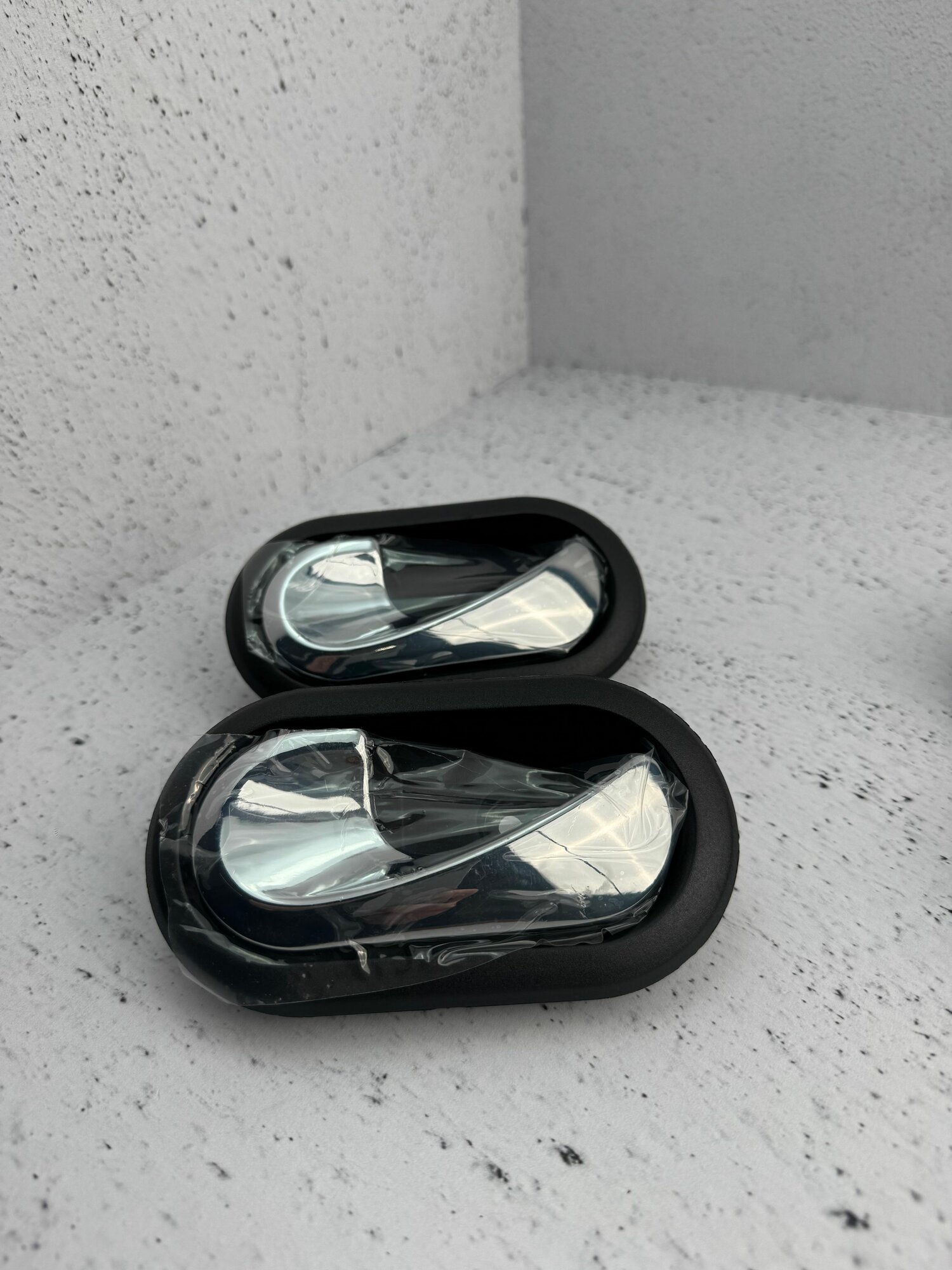 8200733848 Хром 2 штуки. Ручки внутренние левые. Передняя и задняя. Для Renault Logan, Duster, Largus, Sandero. Lada X-Ray, Vesta