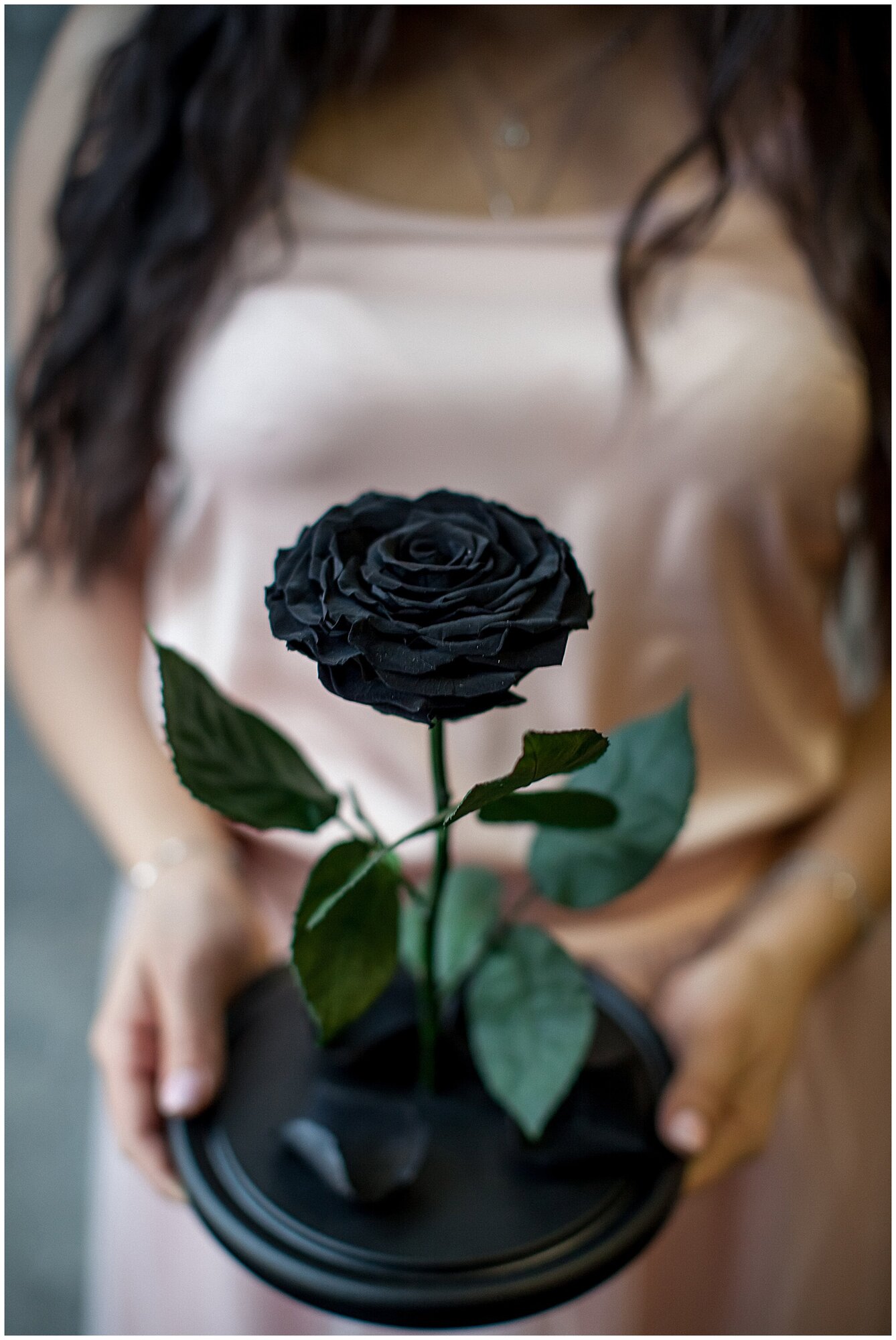 Черная роза в колбе "Люкс" в подарочной коробке с вау - эффектом/32 см/Живет 5 лет!