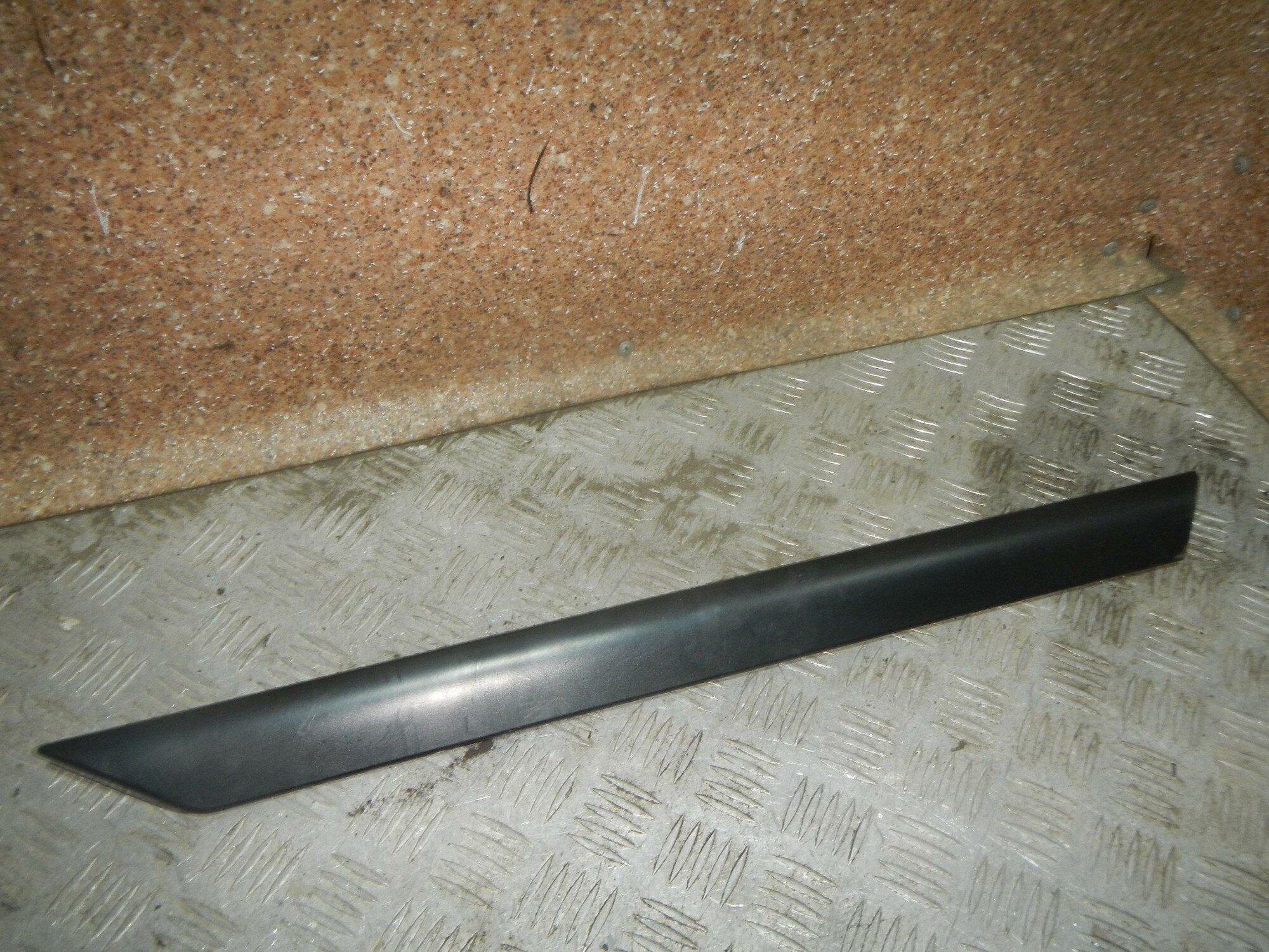 Б/У Накладка двери, BMW (БМВ)-3 (E46) (98-05) BMW 3 (E46) (98-05) обшивки задней левой Следы ремонта,мелкие царапины. 368...