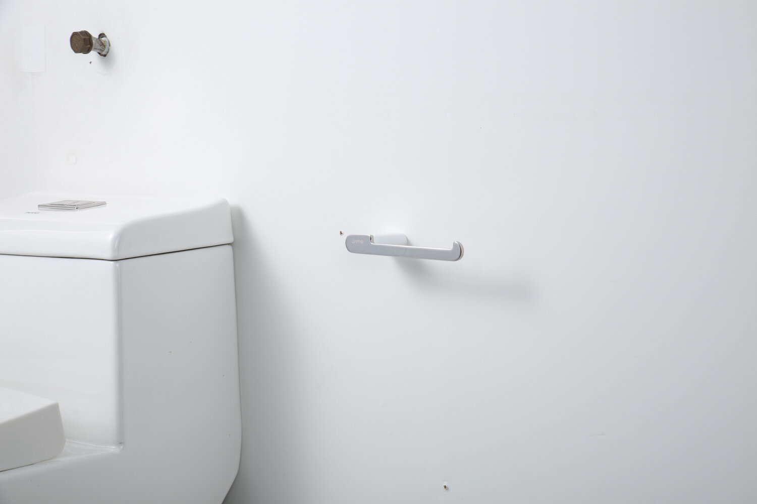 Бумагодержатель GAPPO G30903-28 хром/белый, металл, крепление шурупы