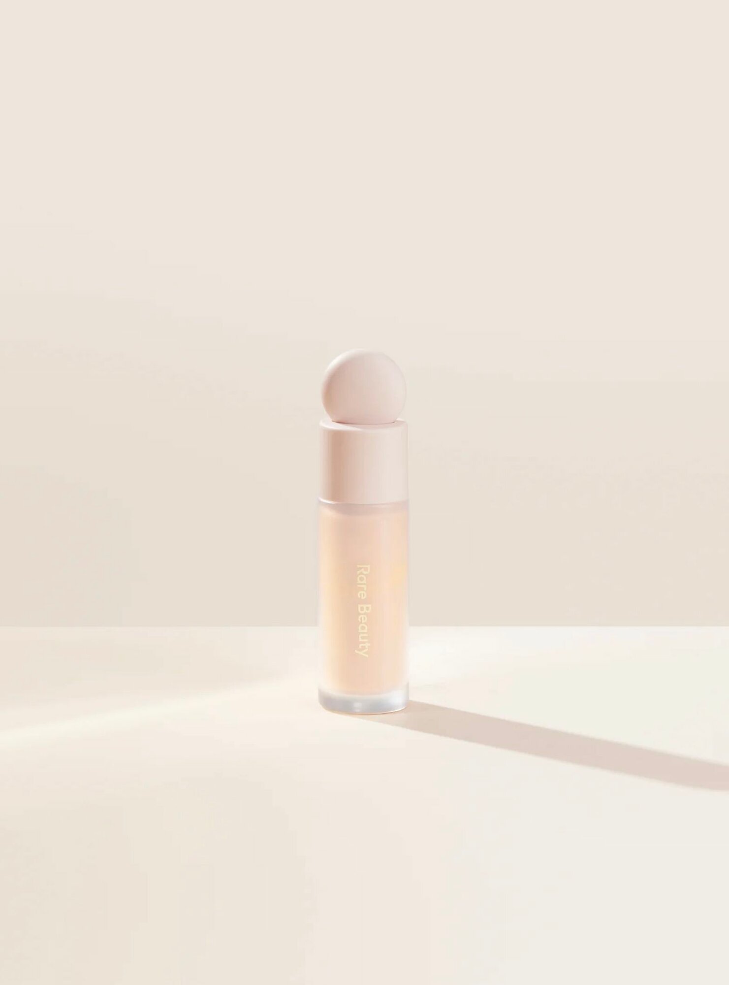 Rare Beauty Осветляющий консилер Liquid Touch Brightening Concealer (110N) 7,5 мл