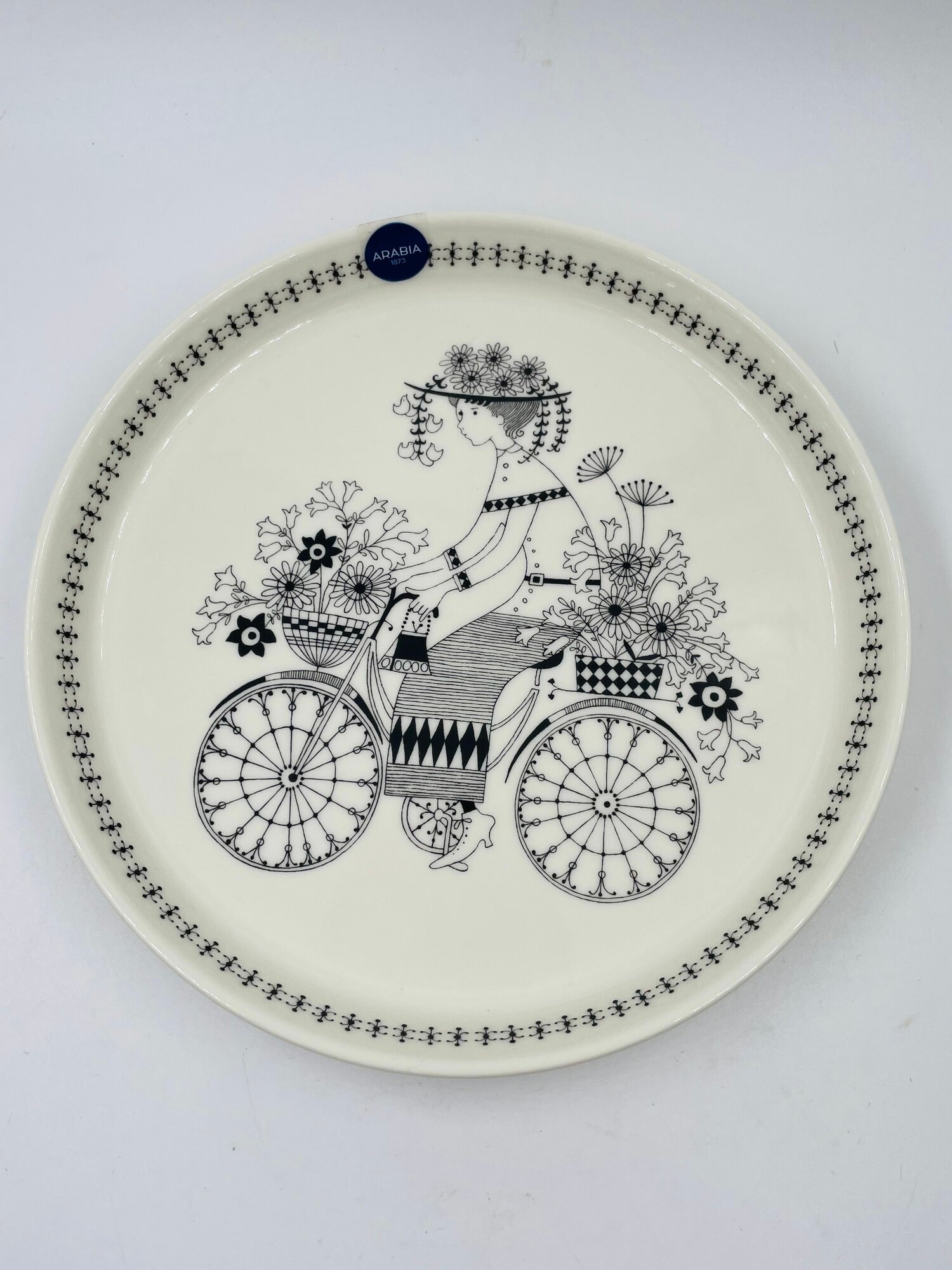 Тарелка Arabia Emilia, Эмилия, белая с черным рисунком, 19 см (Из Финляндии)