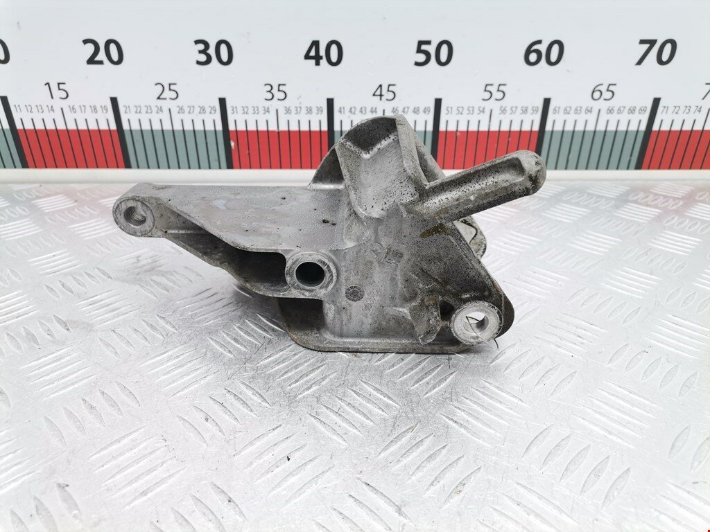 Кронштейн (крепление лапа) двигателя Opel Astra J 13248661 арт. 2023518