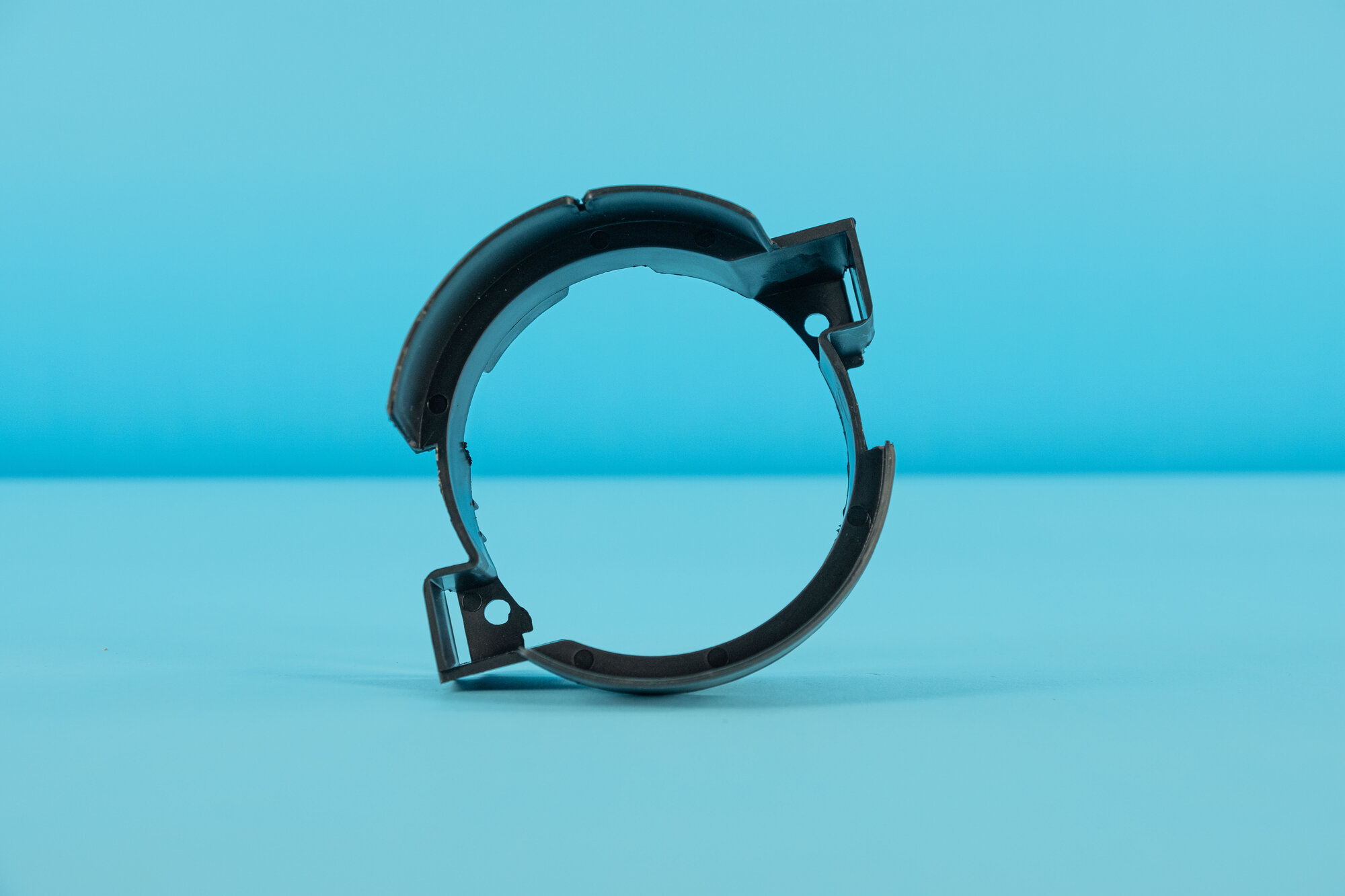 Кронштейн фары птф левый автомобильный Logan I поколения, года 2005-2009, в комплекте 1 шт. Логан 1 2005 2006 2007 2008 2009 кузов седан, прочные материалы, стандартные размеры